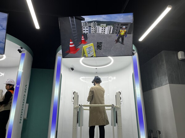 30층 높이서 ’쿵‘…SKT, VR로 현실감 높인 안전체험교육관 가보니[현장+]