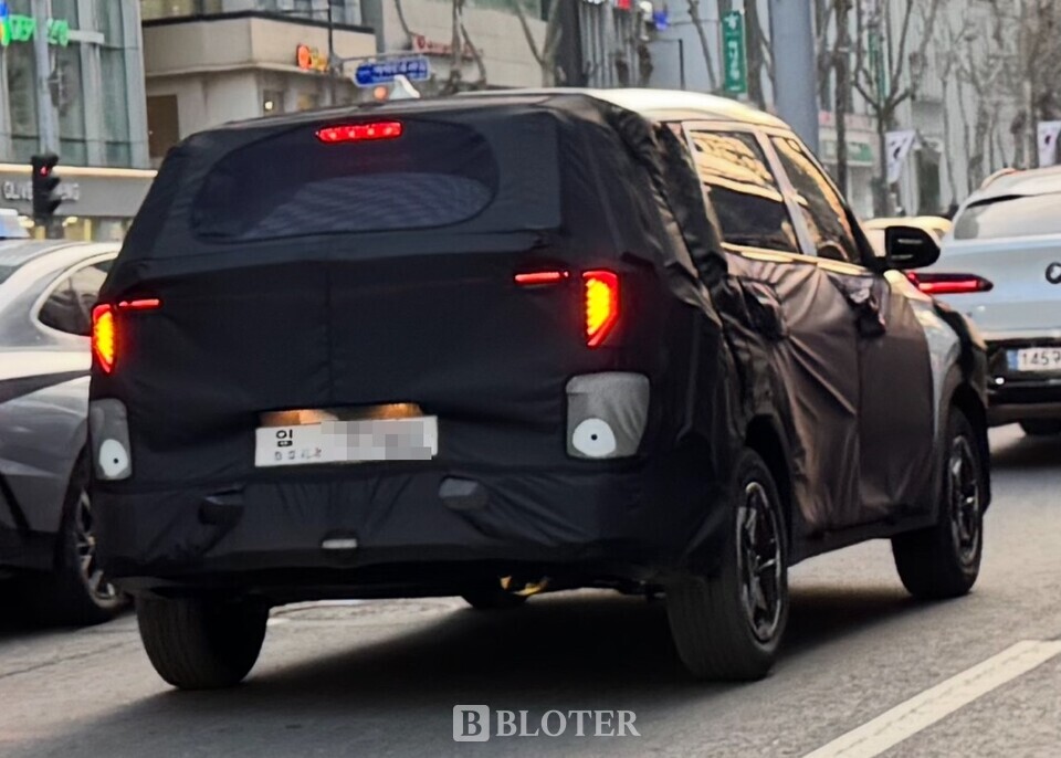 기아 ‘인도 전략형 카렌스 부분변경 포착 “연간 30만대 판매”