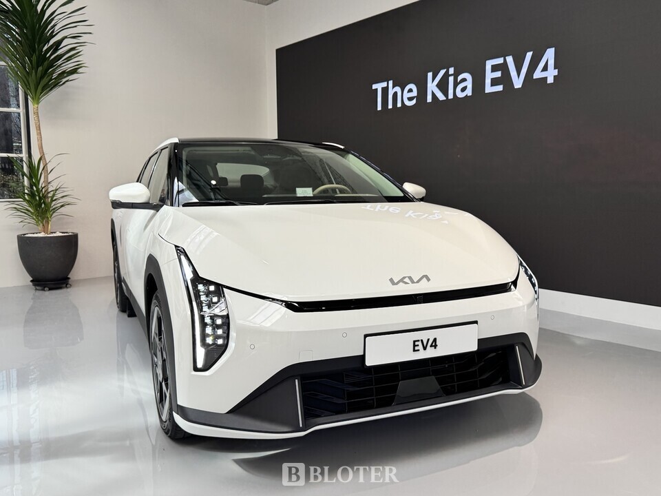 기아 EV4, EV3보다 비싸도 3000만원대 구매...'가성비 전략'